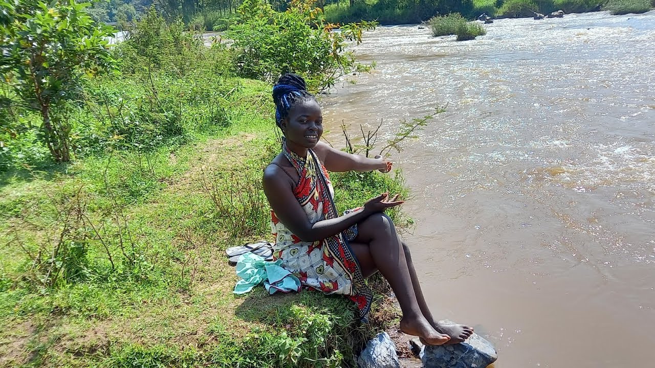 How African girls use to bath Traditionally in the river # ...