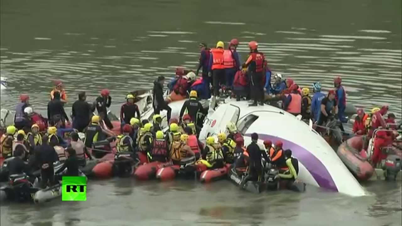 First video after TransAsia flight GE235 crash lands into river in ...