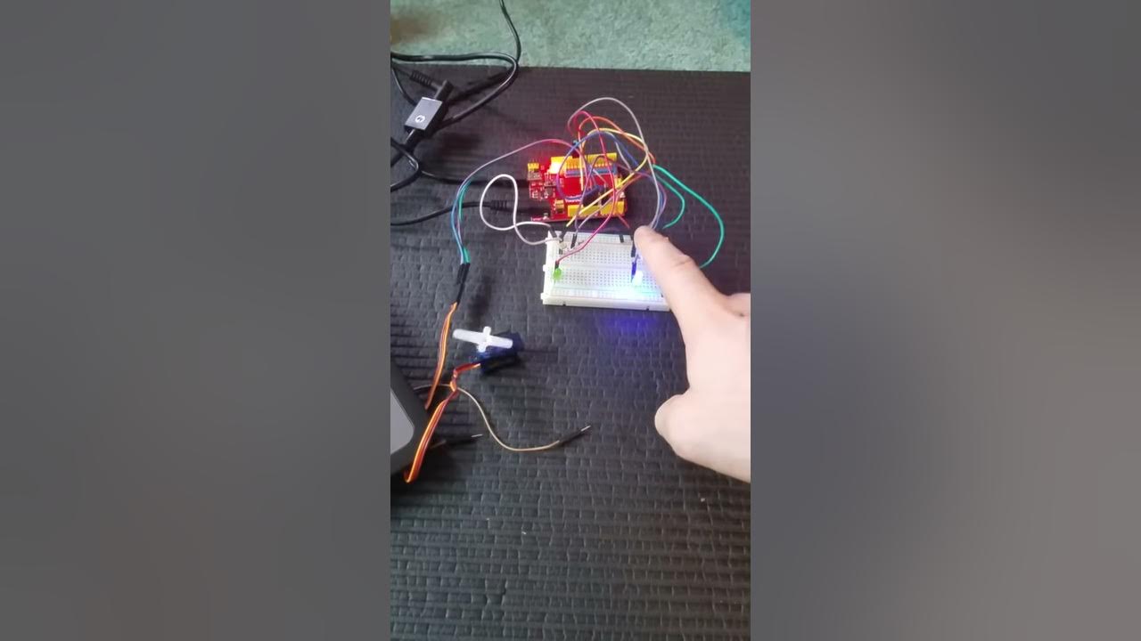 Using Photo-Resistors(LDR) like Buttons to Sweep a Servo with Arduino - YouTube