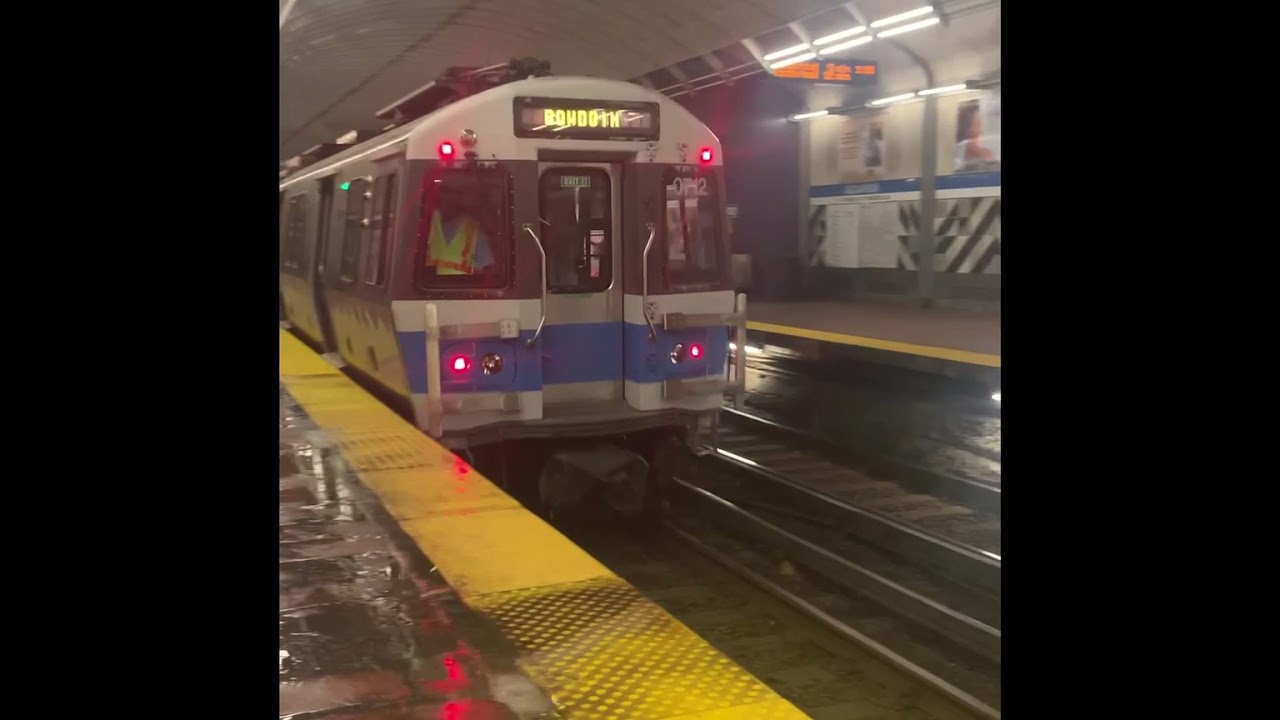 Mbta blue line trains at aquarium station - YouTube