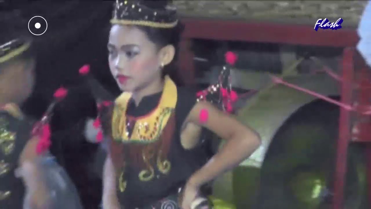 Sandur tari kencak Se Soleng - YouTube