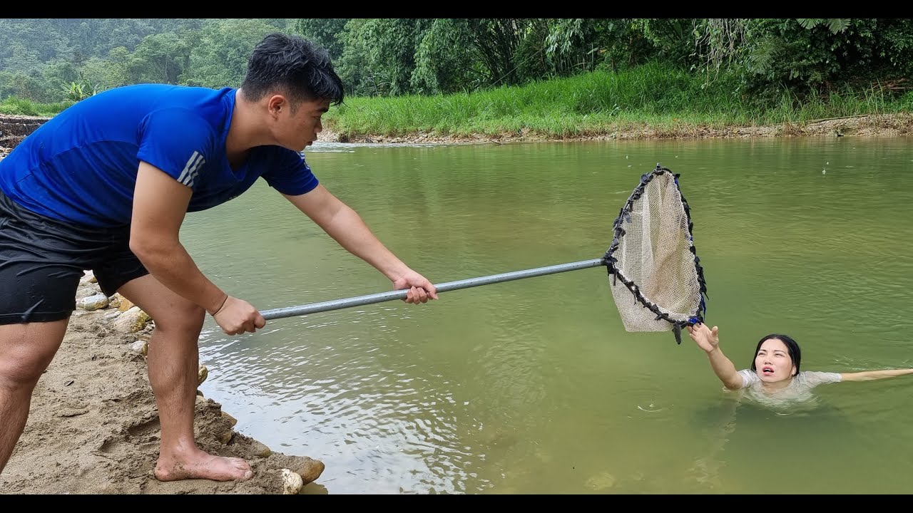 Alone shoveling fish in the stream,and fell into the stream & Was saved ...
