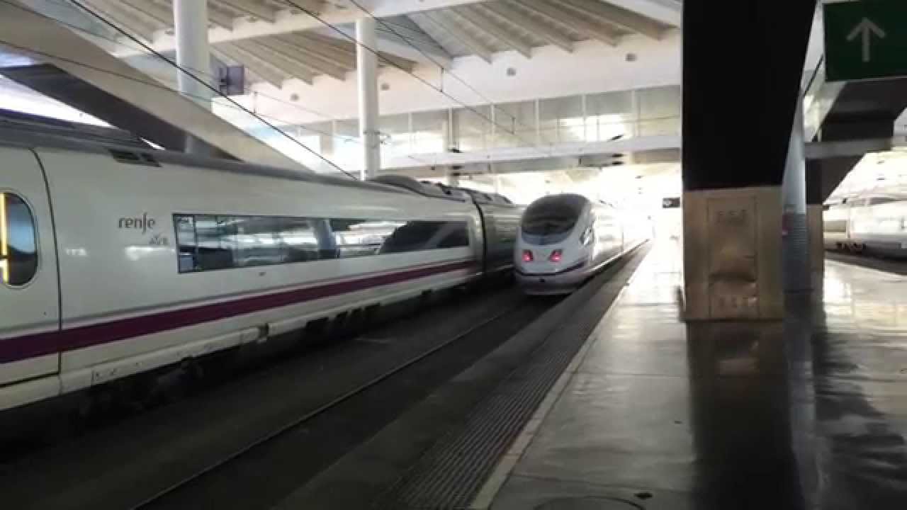 Trenes AVE S-100 y S-103 (Velaro) saliendo de la estación de Atocha ...