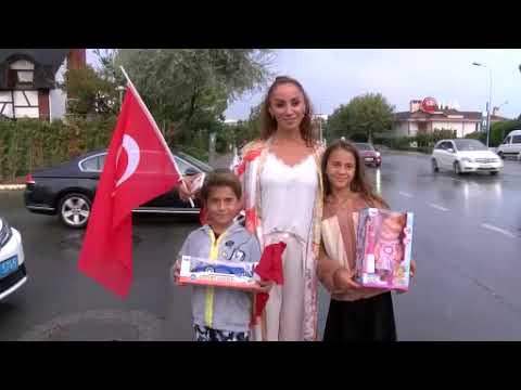 Cumhurbaşkanı Erdoğan 'Tayyip dede' diye seslenen çocuklara hediyeler verdi
