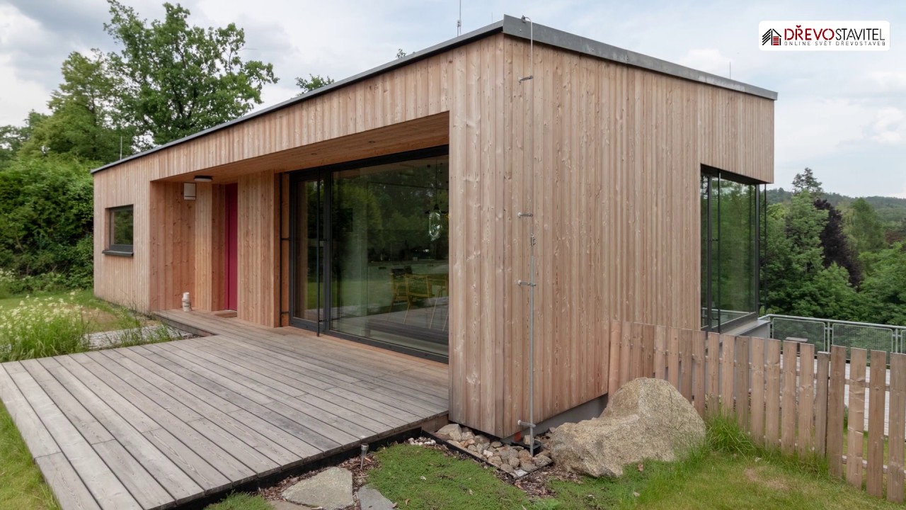 Dřevostavba v Posázaví slouží jako moderní chata - YouTube