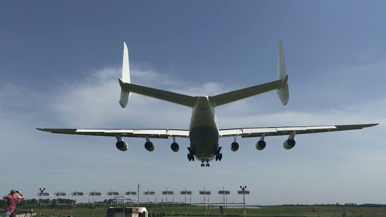 Landing the biggest plain in the world Приземление самого большого ...