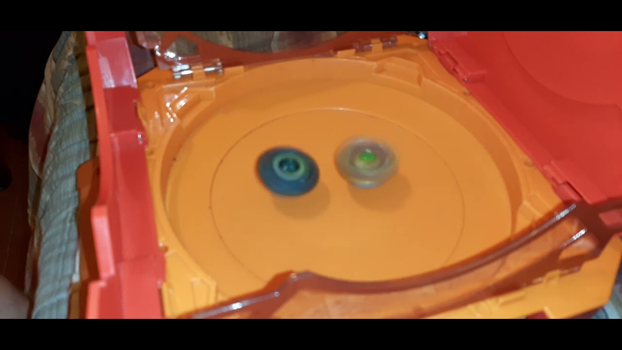Beyblade burst Gold Betromoth b4 vs Minoboros en estadio mòvil - YouTube
