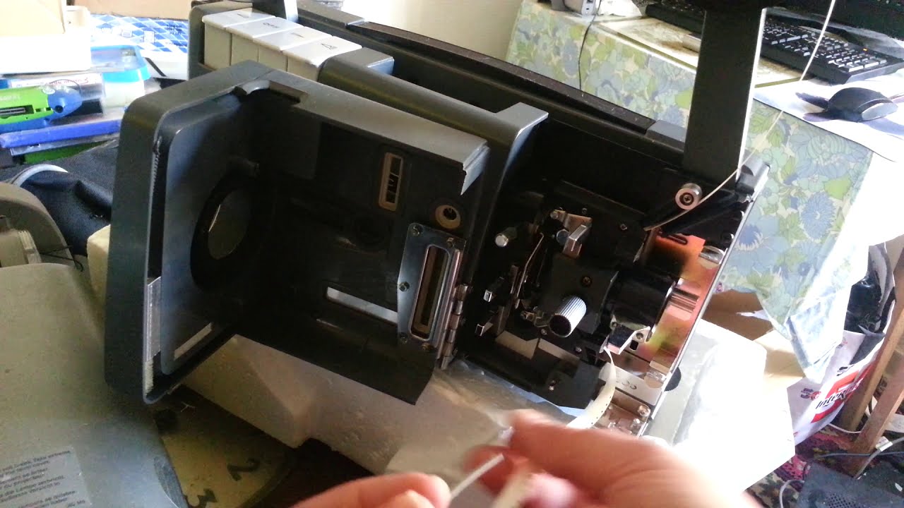 📽comment mettre une bande dans un projecteur 8 mm - YouTube