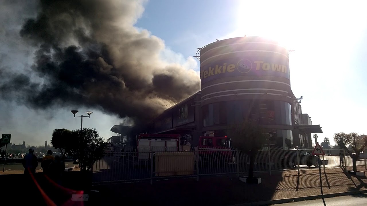 Destructive fire in Boksburg - YouTube