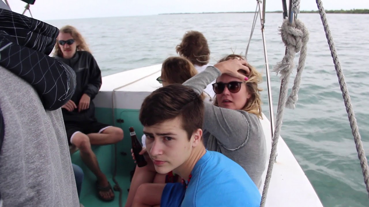 Belize-Peeing off the back of the boat - YouTube