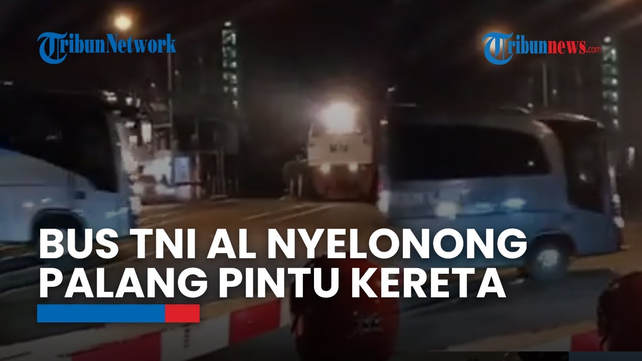 DETIK-DETIK 2 Bus TNI AL Nekat Terobos Perlintasan KA di Kota Malang ...