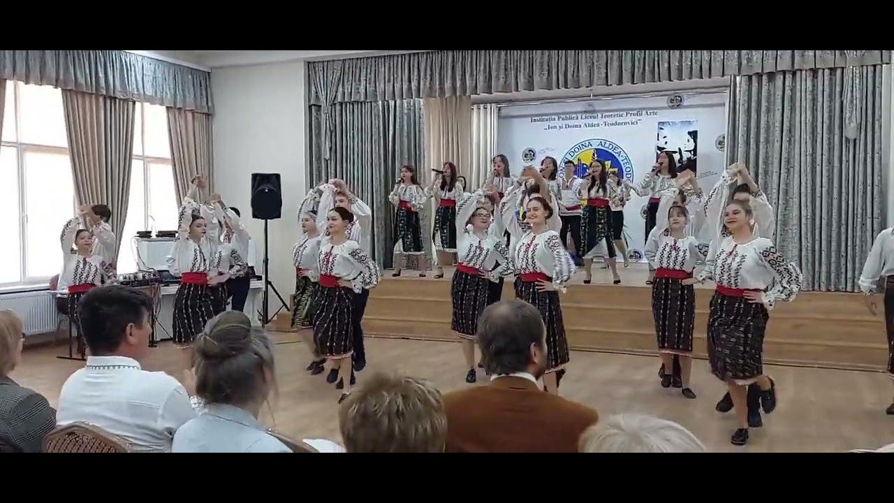 dans "Hora Dorului" - YouTube