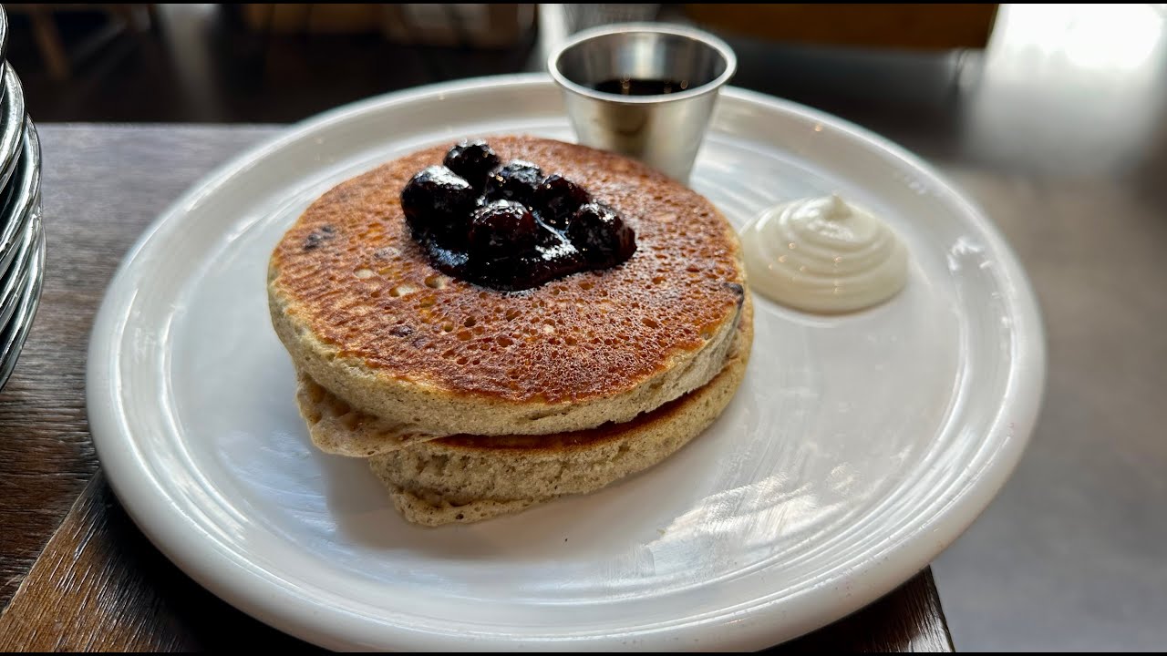 Blueberry buckwheat pancakes (spanish) - YouTube