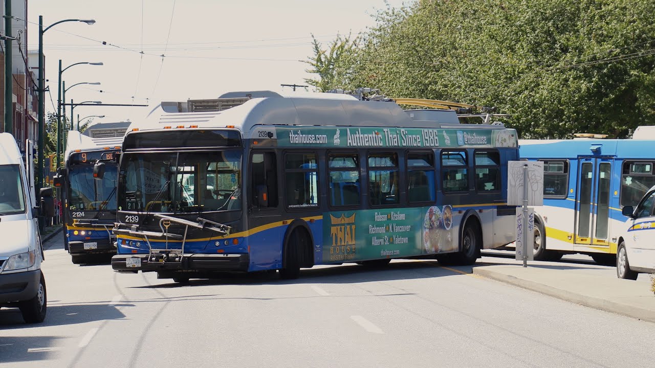 Trolley Bus Driver FAILS at making a U-Turn - YouTube