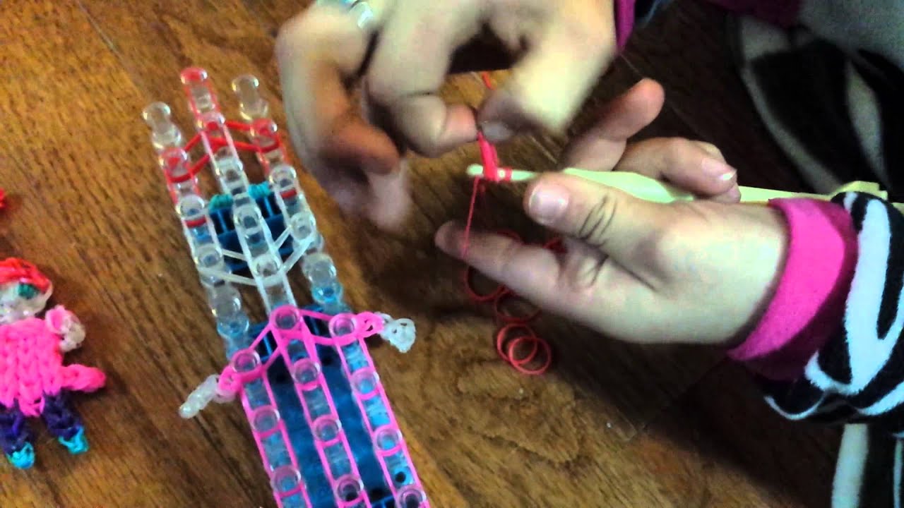Little girl rainbow loom - YouTube