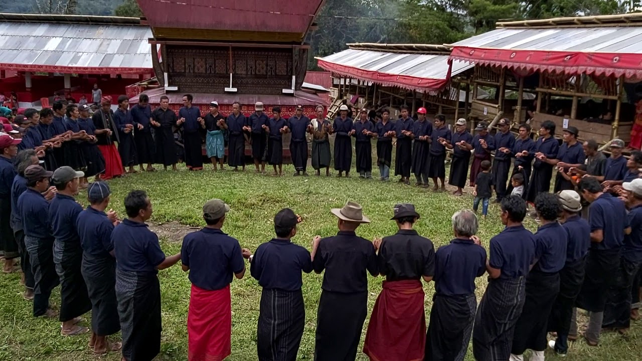 Ma'badong - Upacara Adat Tana Toraja | ma'badong, traditional Toraja ...