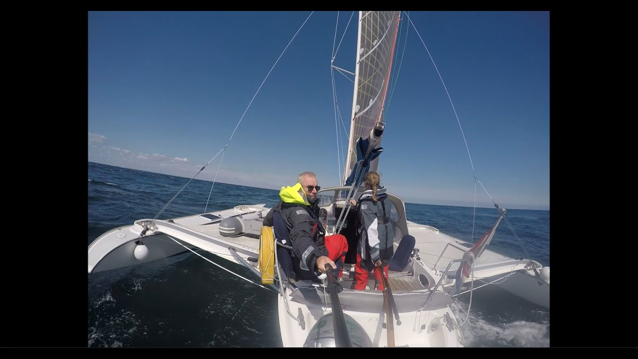 Zeilend naar Engeland met onze Dragonfly 920 Extreme trimaran - YouTube