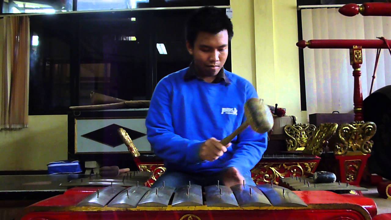 Playing Saron Demung - YouTube