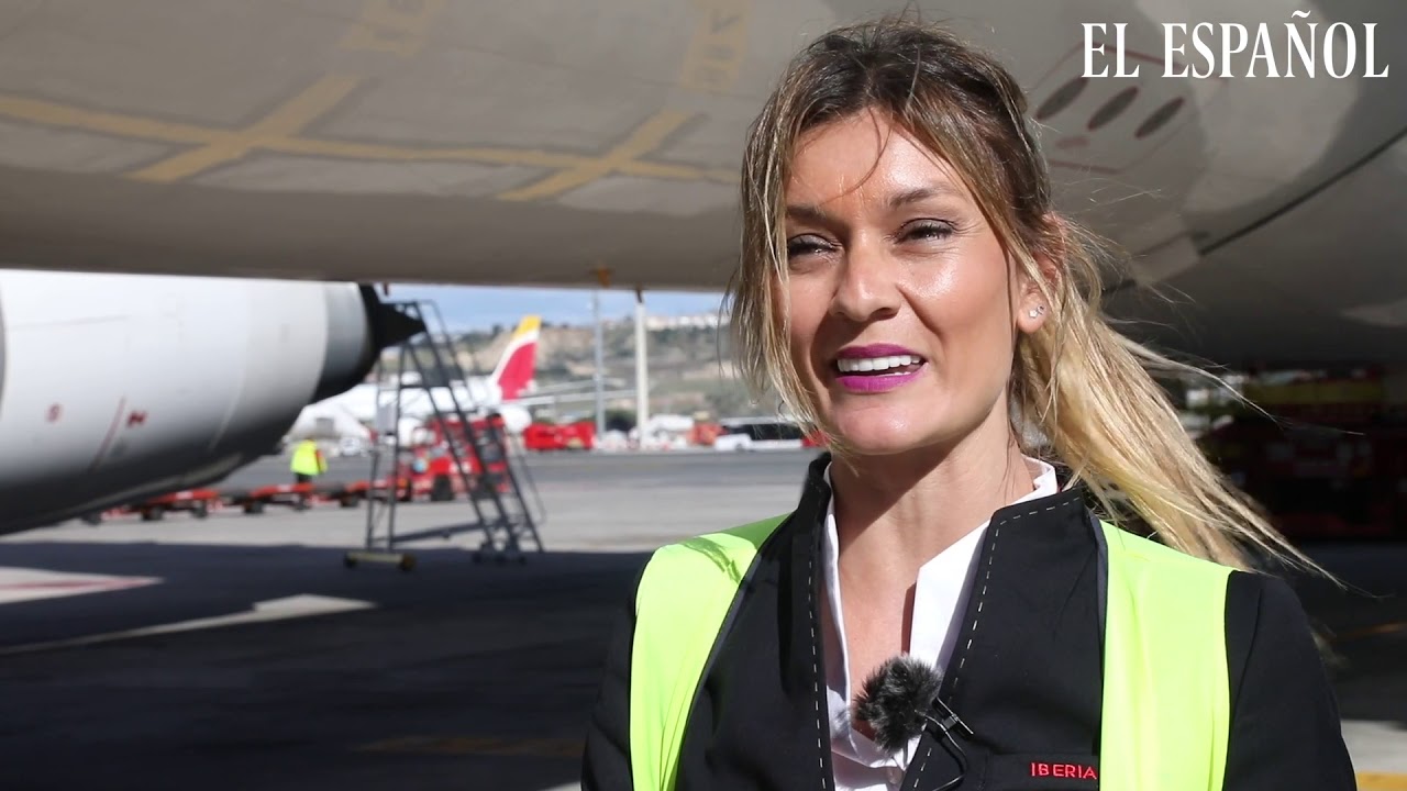 Volando en manos de 22 MUJERES - YouTube