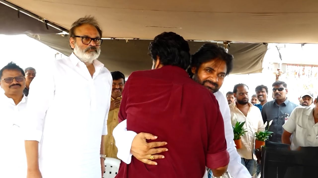 Pawan Kalyan Emotional Moments With His Brothers Nagababu & Chiranjeevi ...