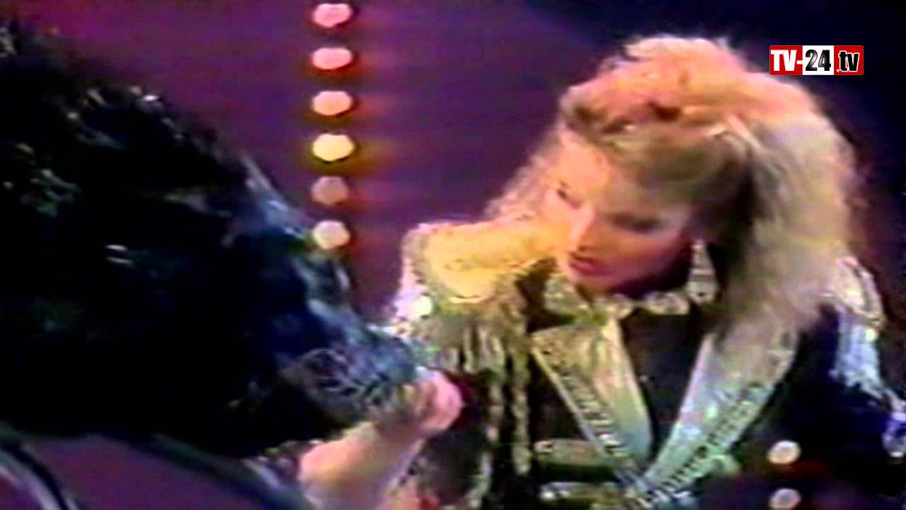 Stagebook Gewinnspiel "Back To History" mit Nadia Gasser - YouTube