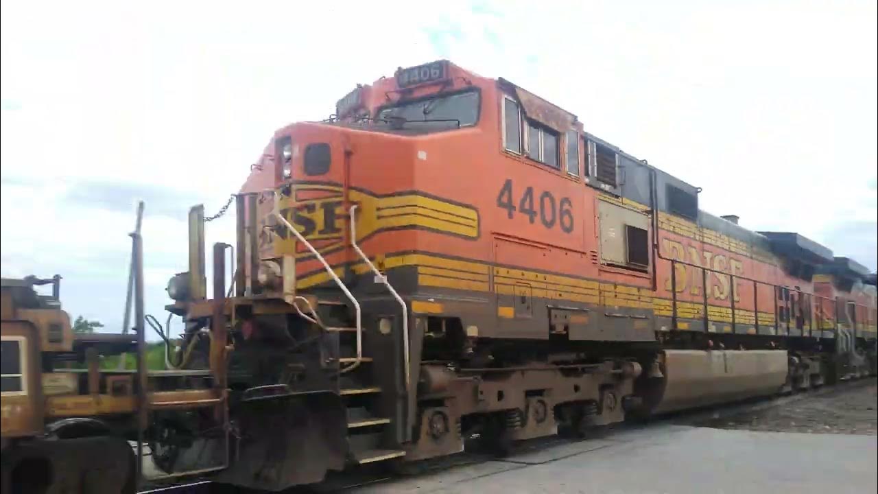 BNSF 4767 South in Cleburne, TX (W Kilpatrick Ave X-ings) - YouTube