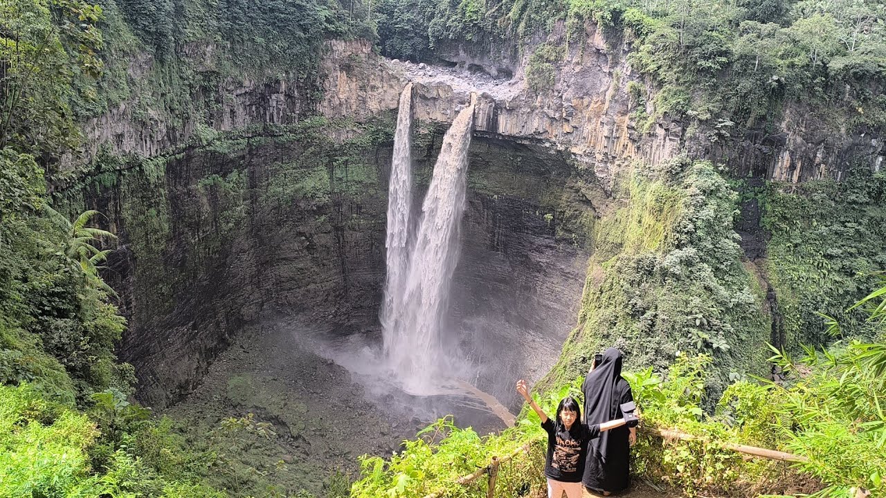 Suasana panorama air terjun coban sriti pronojiwo lumajang eksotik ...