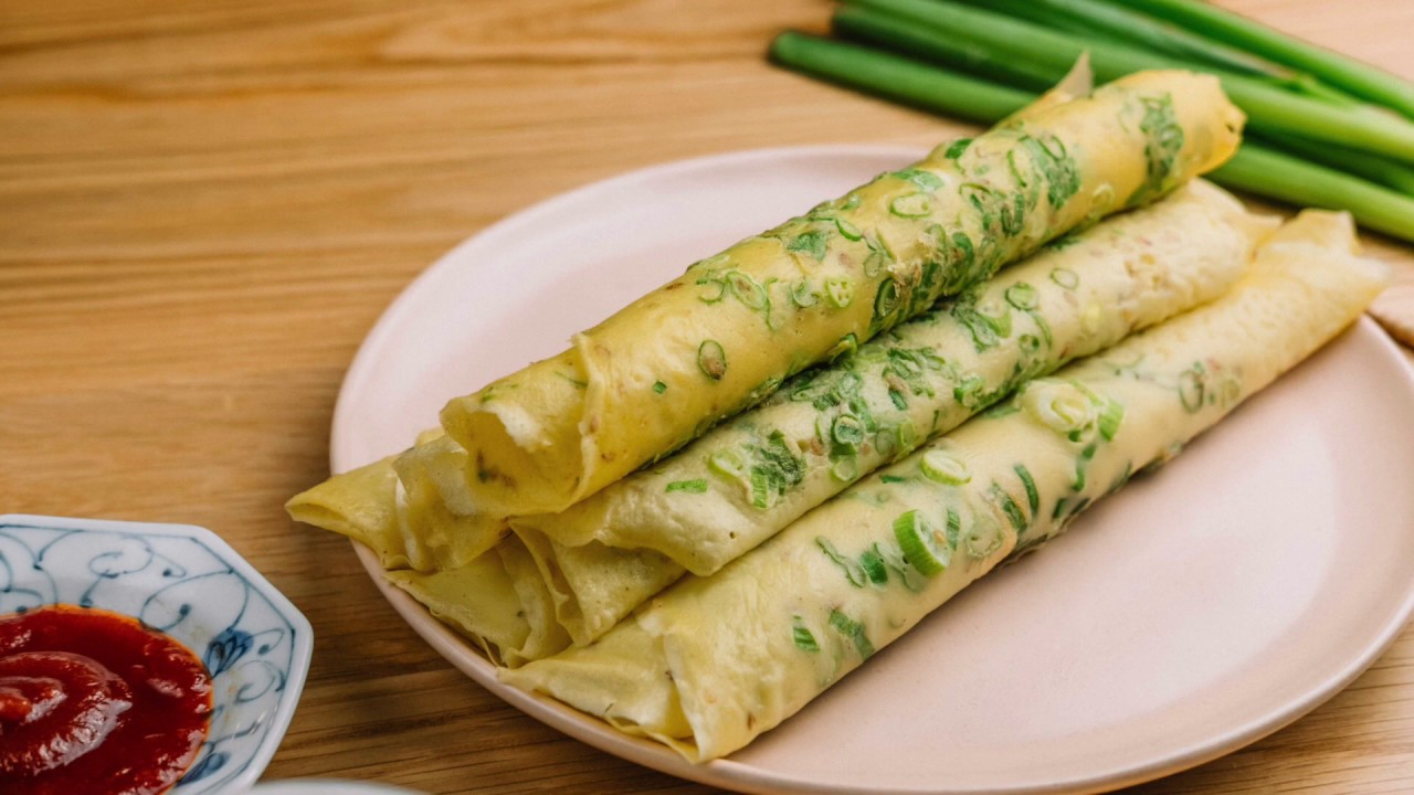 Simple Chinese Scallion Crepe | Soft and savory Chinese Pancake | 小葱摊饼 ...
