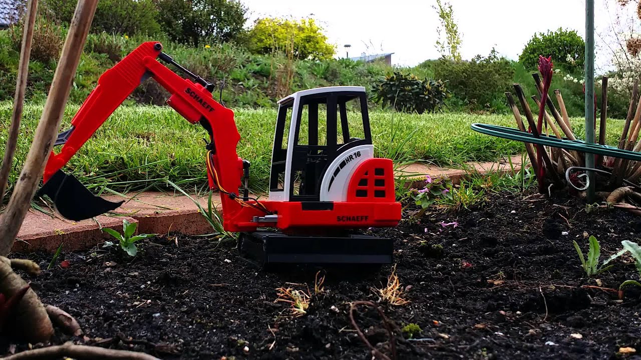 Bruder RC Bagger - YouTube