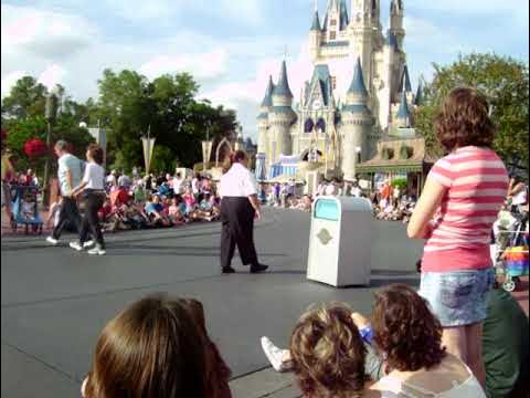Push the Talking Trash Can - Main Street - Magic Kingdom, Walt Disney World 11-27-2007 - YouTube