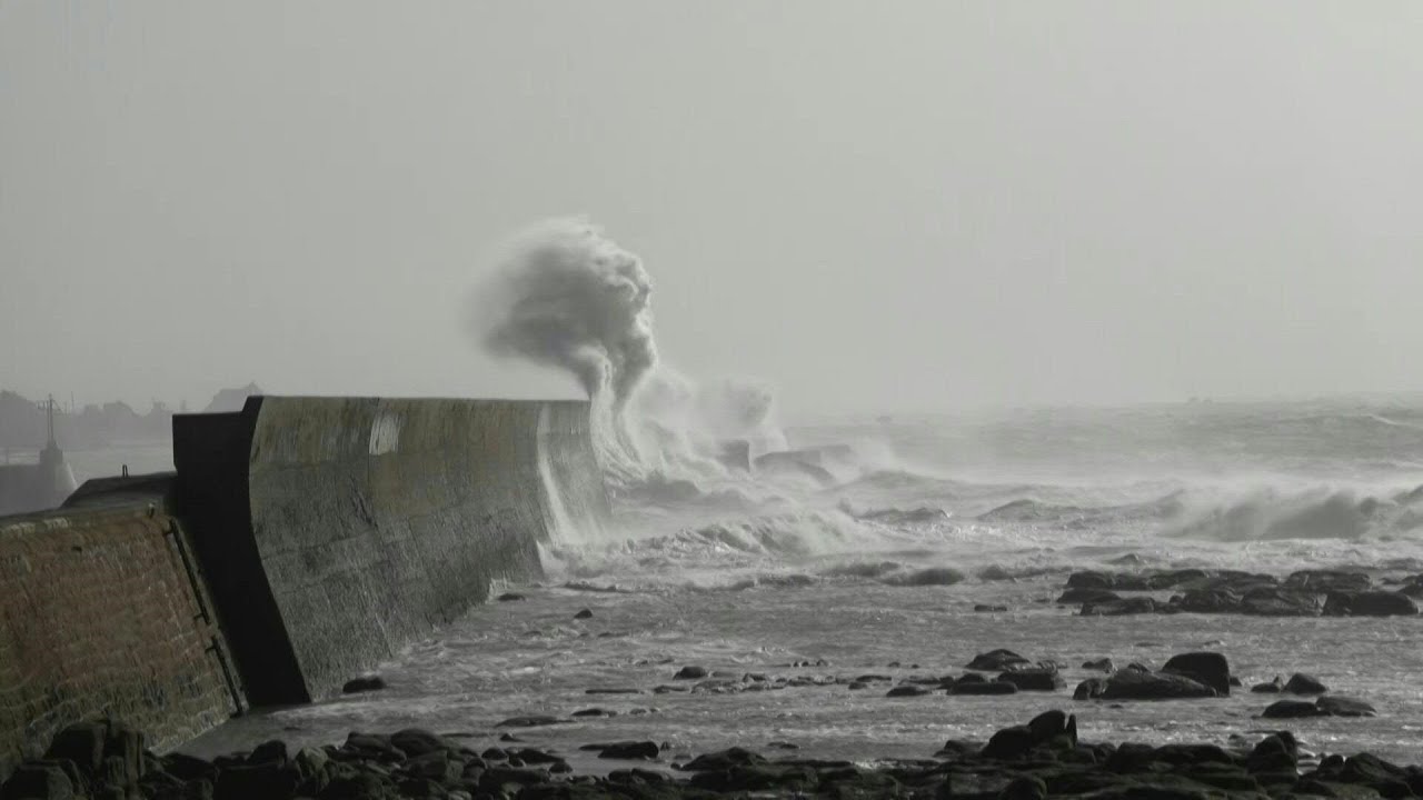 Tempête Nelson: forte houle sur la côte du Finistère | AFP - YouTube
