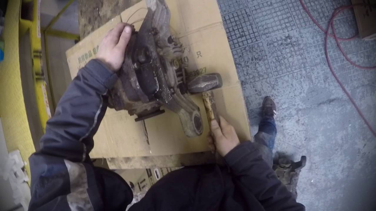 Opening a BMW E36 Diff Differential using a Burisch 680 Professional Impact Wrench Windy Gun ...