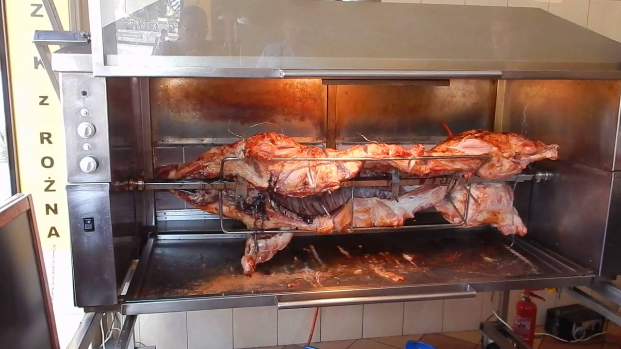 Prosiak pieczony w Łebie I Kręci się świnia I - YouTube