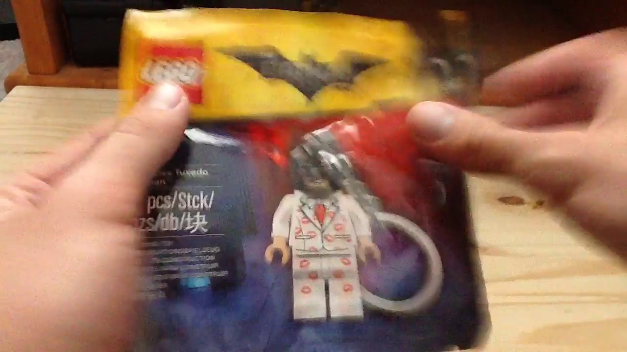 Lego 2017 The Batman Movie Kiss Kiss Tuxedo Batman Keychain 5004928 ...