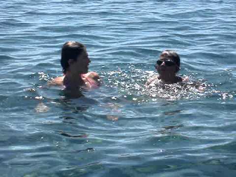 Emin denizde takla atmayı öğreniyor./2011 Asos