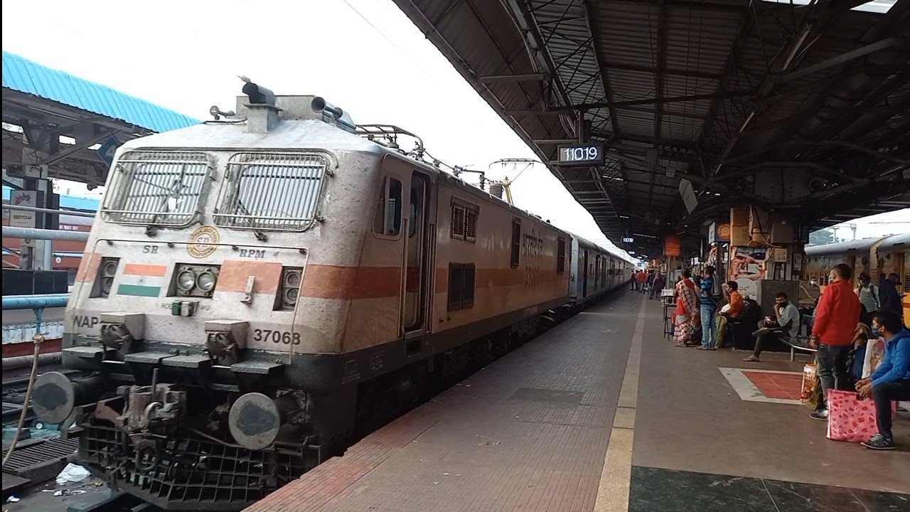 11019 MUMBAI - BHUBANESWAR KONARK EXPRESS ARRIVAL PF 3 VISAKHAPATNAM ...