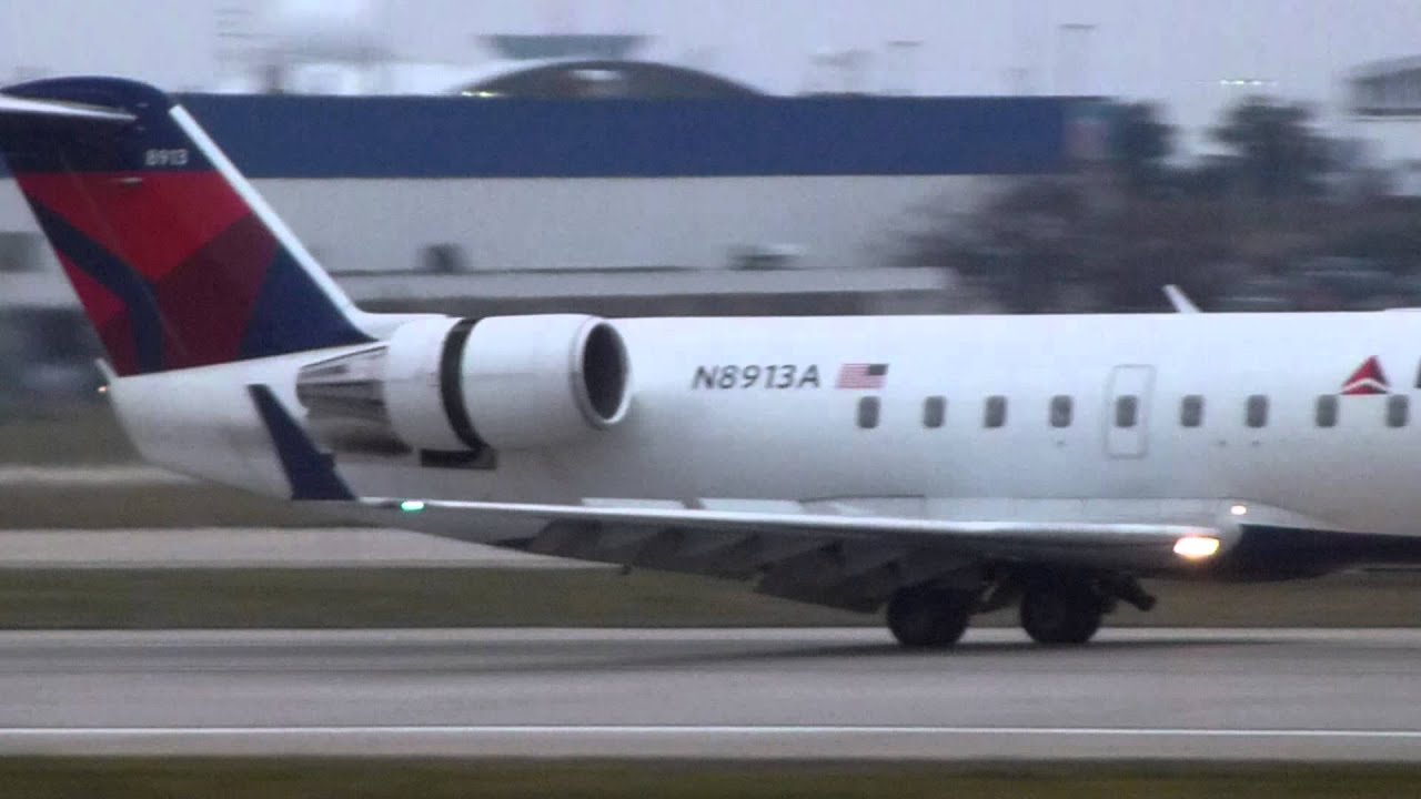 Delta Connection CRJ-200 Landing - YouTube