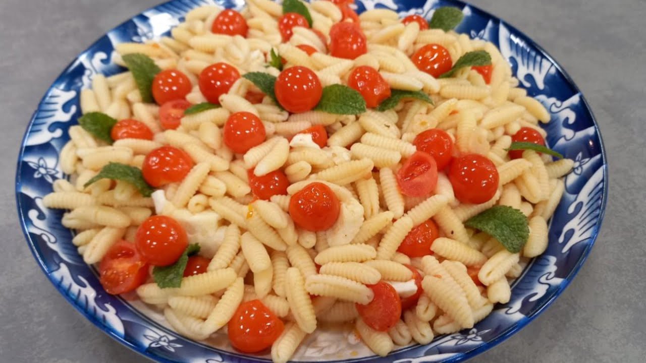 Rreze Dielli - Pasta me mocarela, domate dhe borzilok nga zonja Albana ...