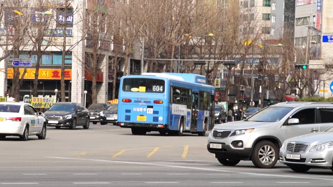 Seoul Metropolitan Bus (Singil Traffic Service) Route 604 bus turning ...