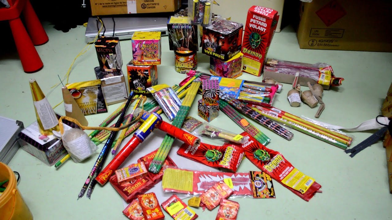 Réserve de pétards, compact et autres pour les 2 feux d'artifices qui ...