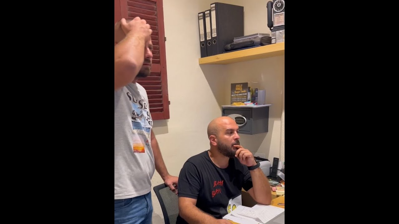 The Waiters Mistake In A Restaurant 😱🤦♂️ غلطة النادل الكبرى في المطعم