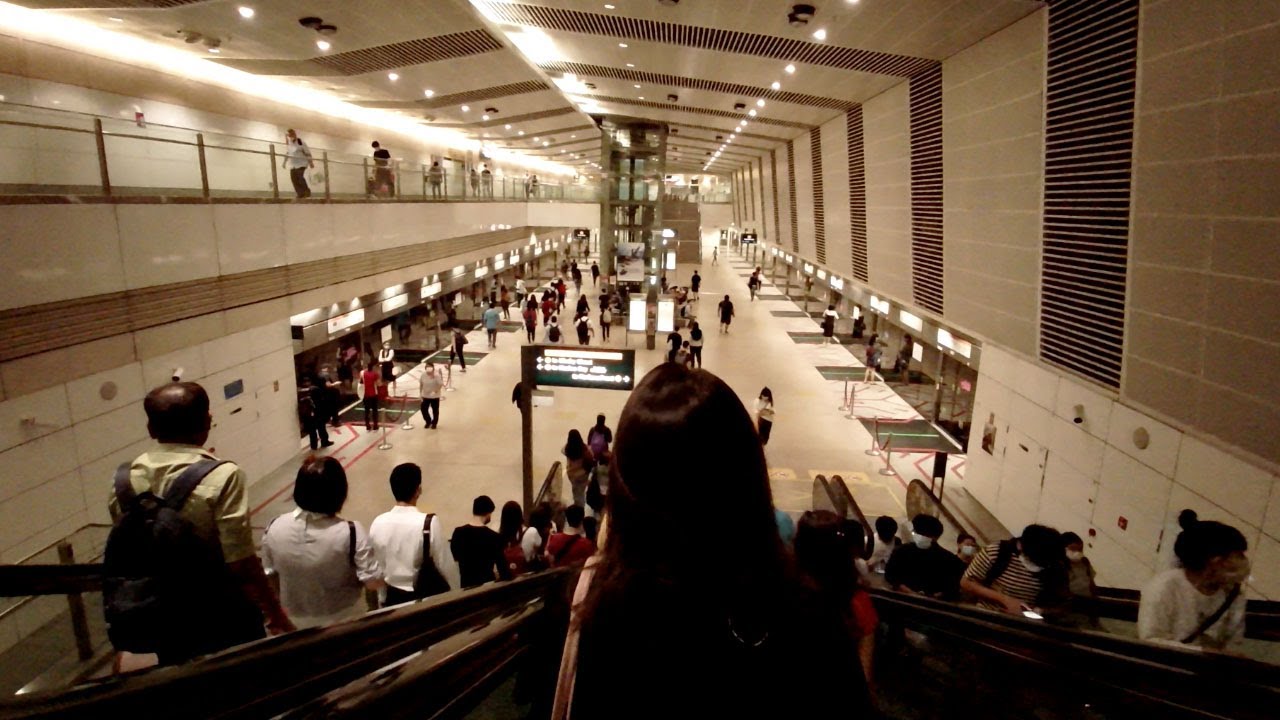 Singapore Bishan MRT station during peak hour - YouTube