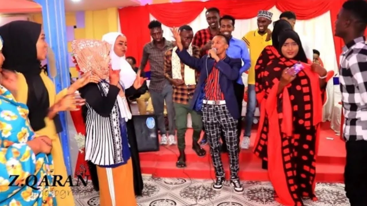 Socdaal Heestii - Maqaayadaada Ka Dhex Qadeynaa - Live On Stage - YouTube