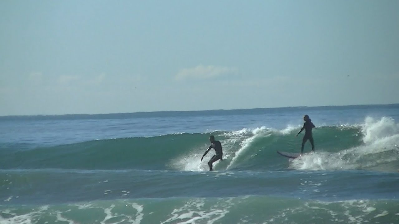 Robin and Billy sharing a wave - YouTube