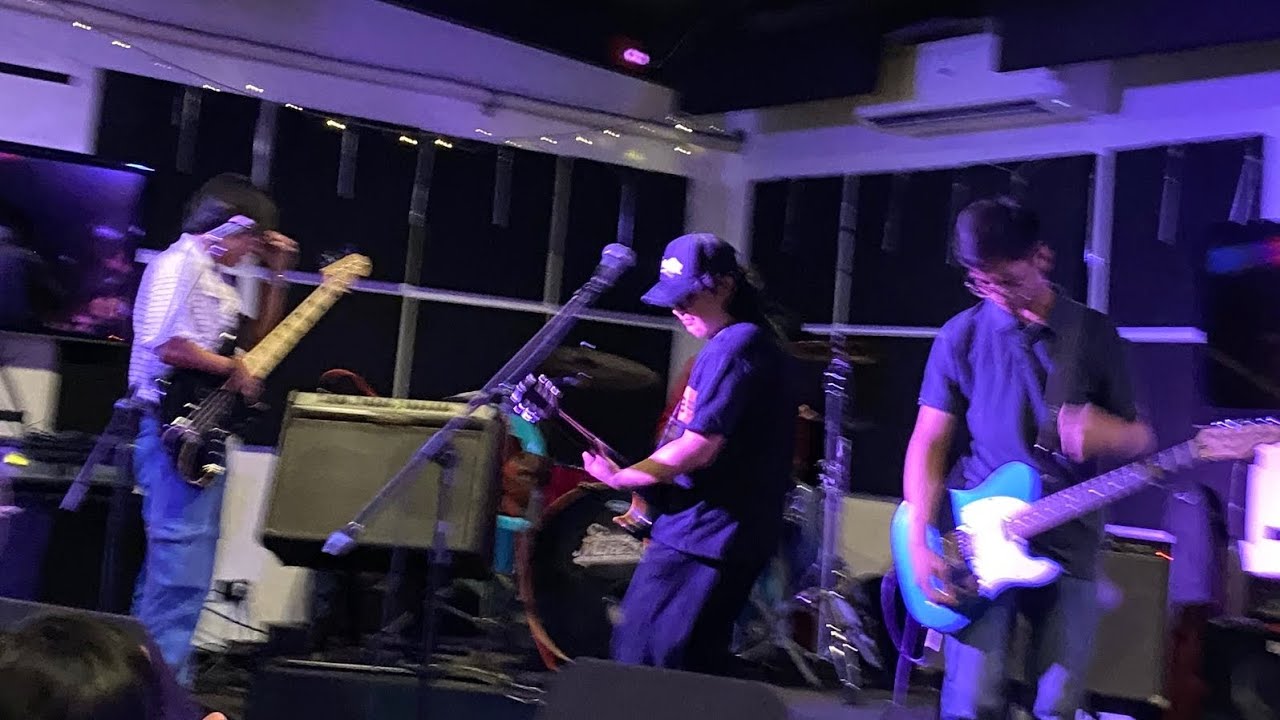 "Trippy Bee"(Live) @ Skinny Mike's - No Fun Sundaze - YouTube