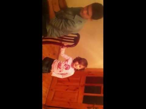BeSteKaR aglayir mahnisini birde bu balaca gizdan dinleyek...