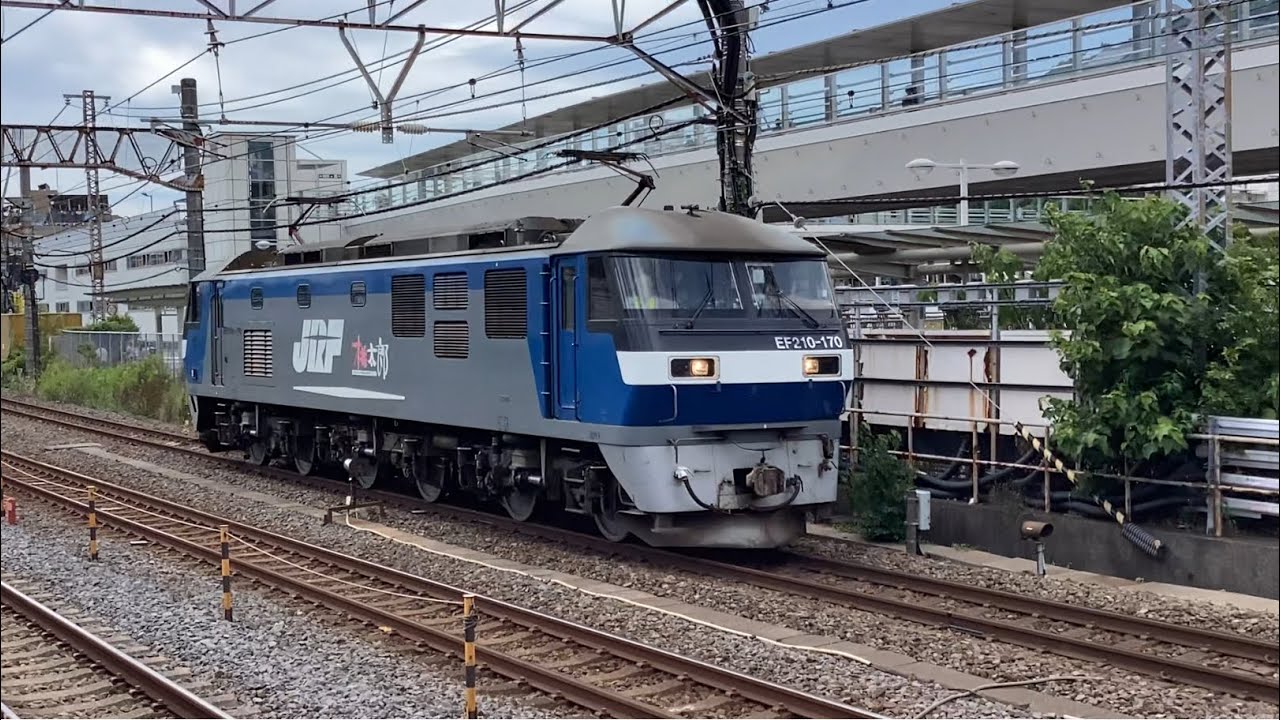 上野東京ライン普通平塚行きE233系1557EU619+E231系U107とEF210-170、湘南新宿ライン特別快速小田原行きE233系4821YU629+E231系U66がJR大船駅を走行 ...