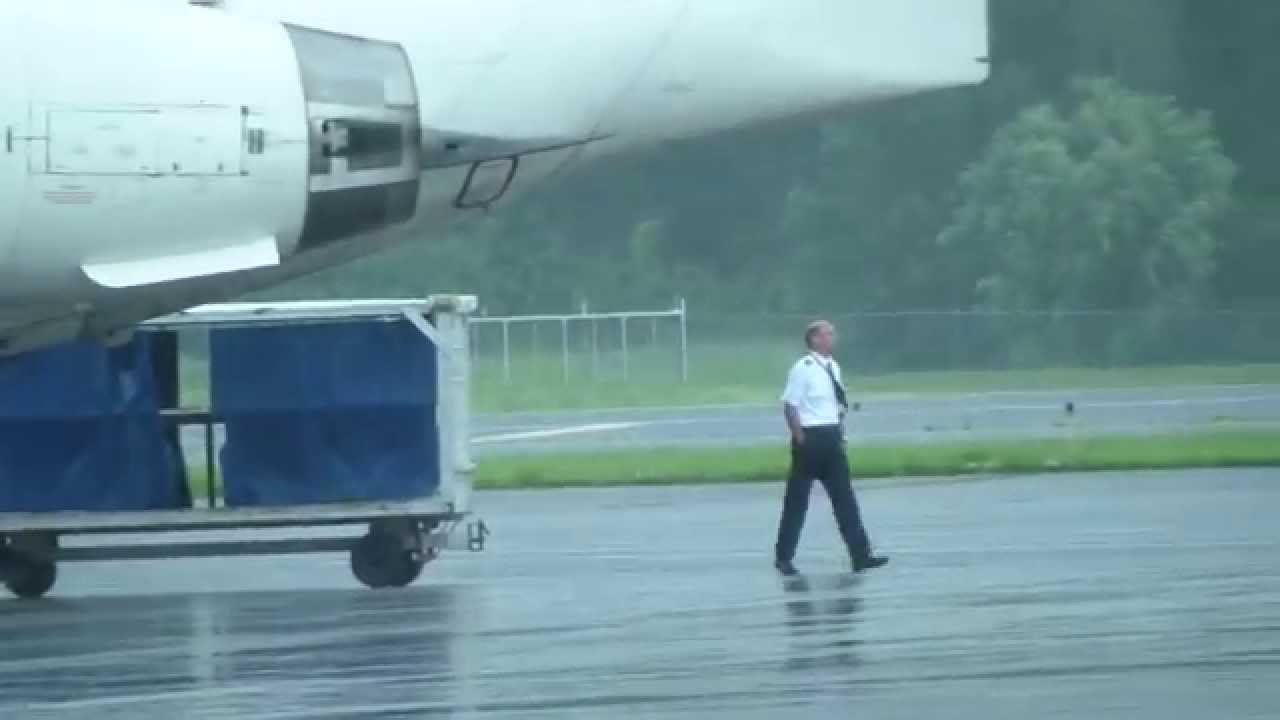 Pilot Walk Around - Delta MD-90 (HD) - YouTube