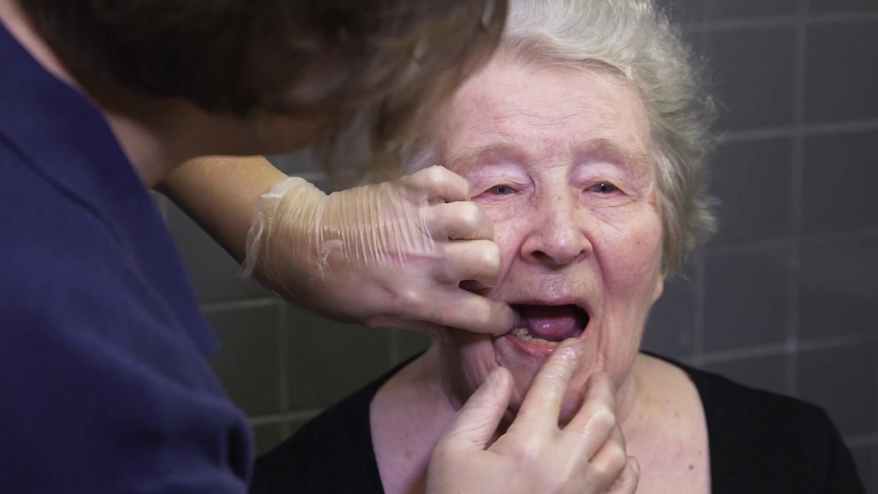 Autettavan asiakkaan suunhoito video - YouTube