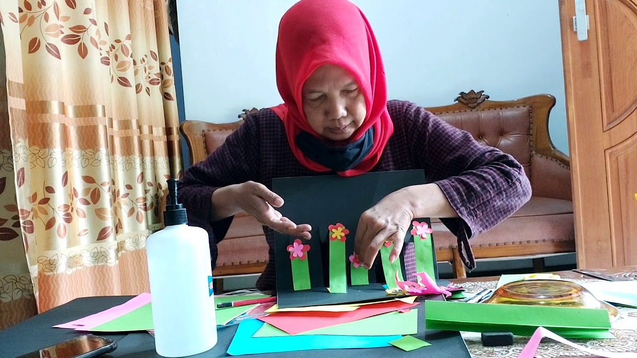 Pembuatan Alat Peraga Edukasi (APE) Pop Up bertemakan "Taman Bunga ...
